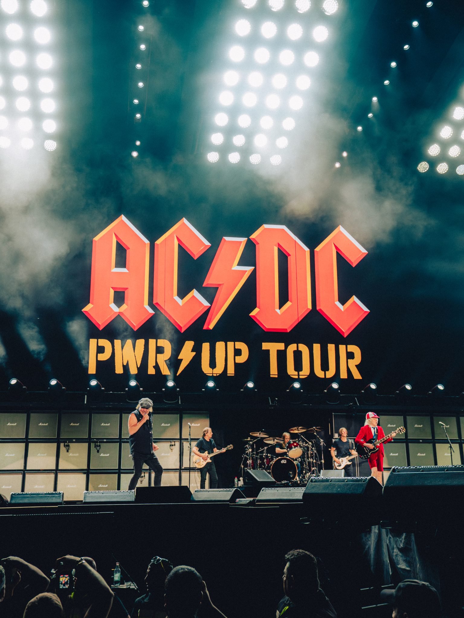 Review | AC/DC en Chile: más de 80 mil personas fulminadas por el rayo ...
